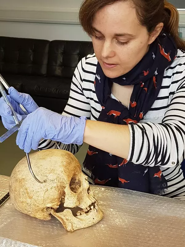Cráneo do falecido hai 700 anos Pobre compañeiro