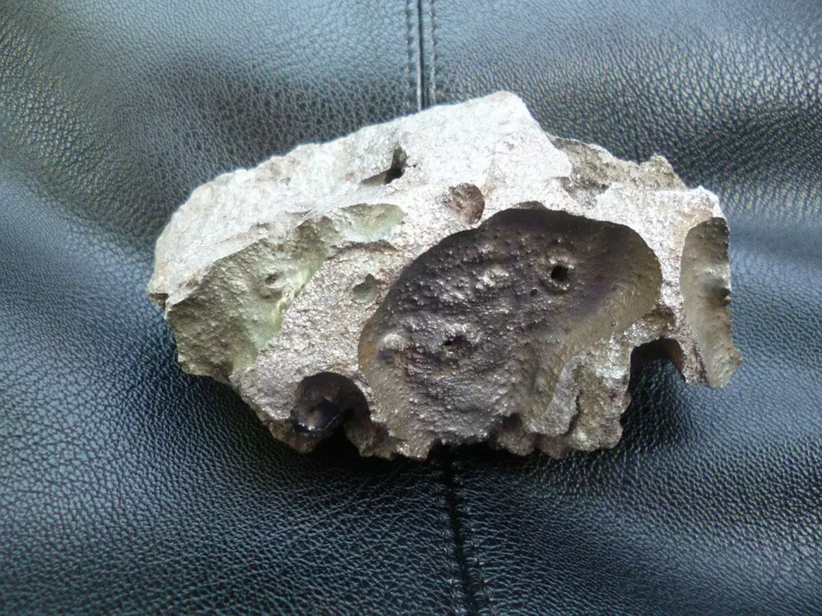 Advarsel fra geologer: Rør ikke på Shard of the Chelyabinsk Meteorite!