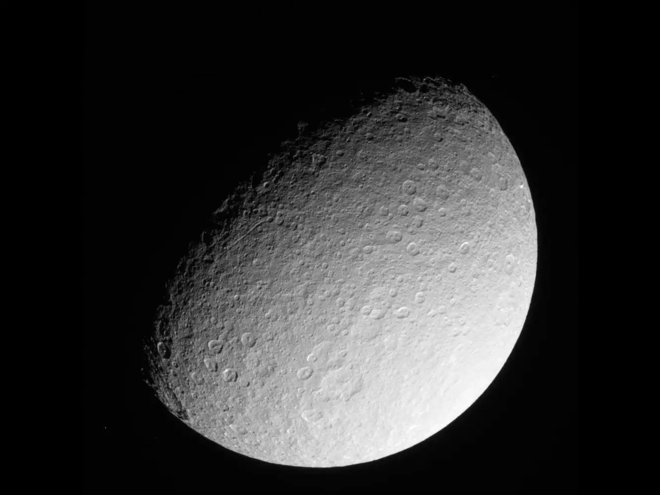Paslaptingas signalas, kurį nustatė Cassini zondas dėl Saturno palydovo