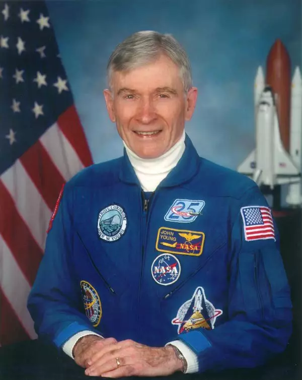 우주 비행사 존 양은 죽었습니다