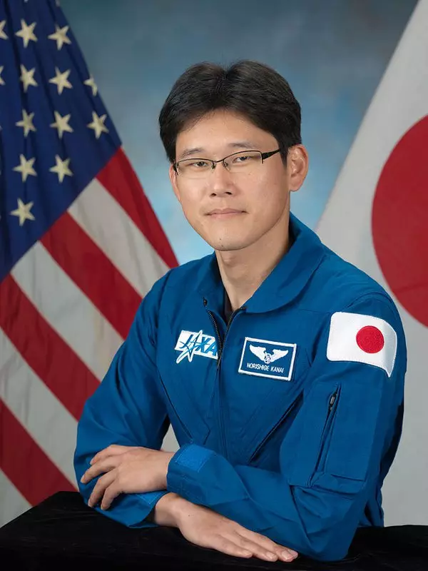 Der japanische Astronaut stieg um 9 cm im Weltraum