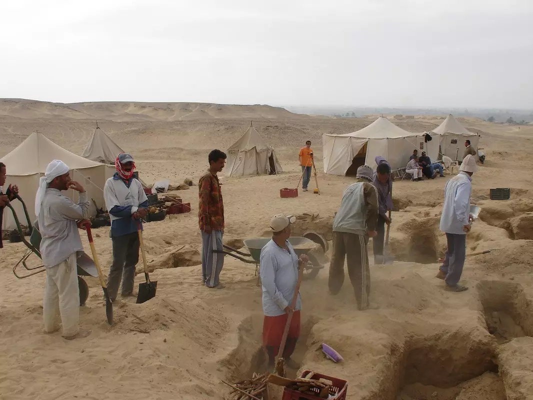 러시아 고고학자들은 이집트에서 특이한 매장을 발견했습니다