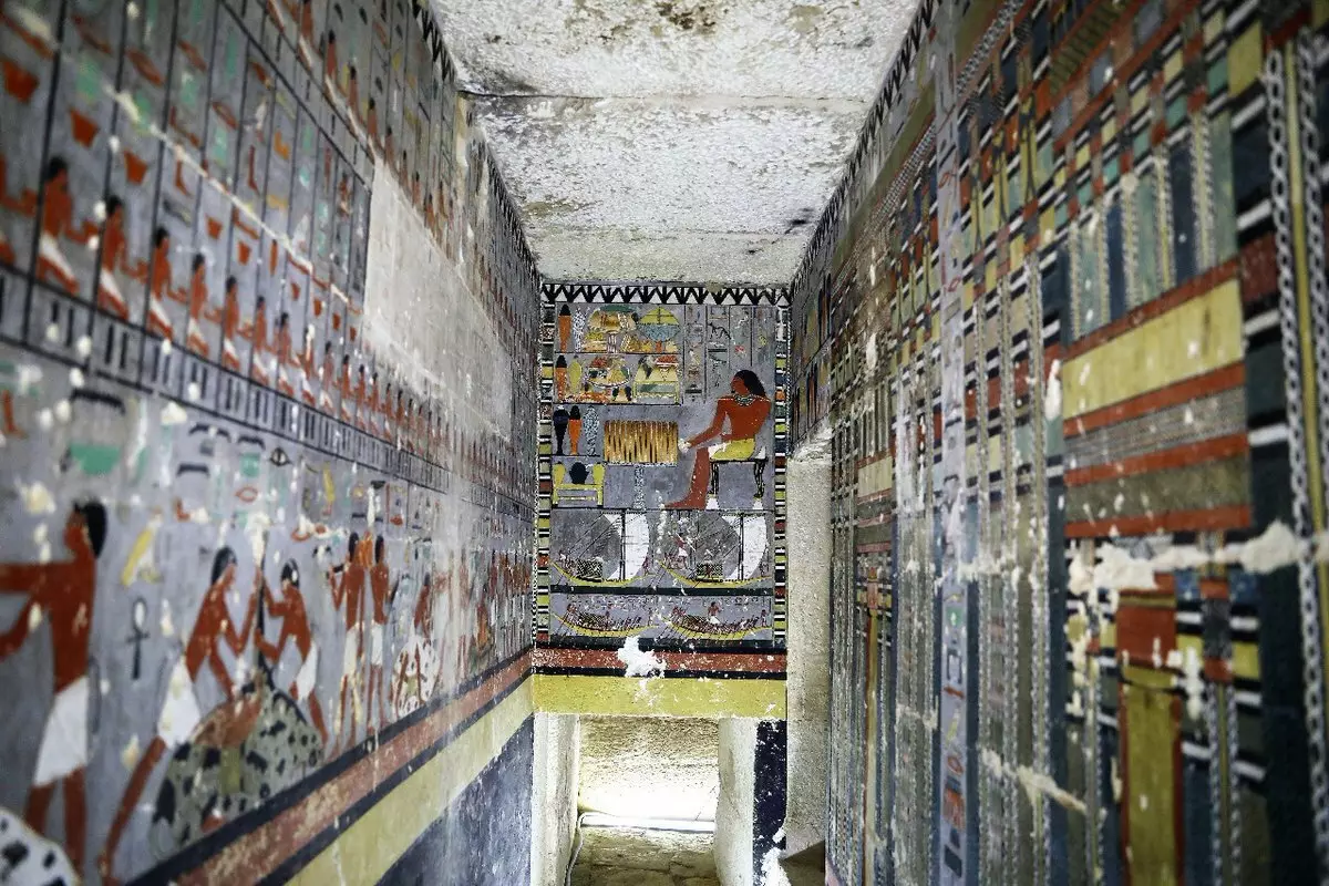 In Egypte werden fel geschilderde tomben gevonden: video