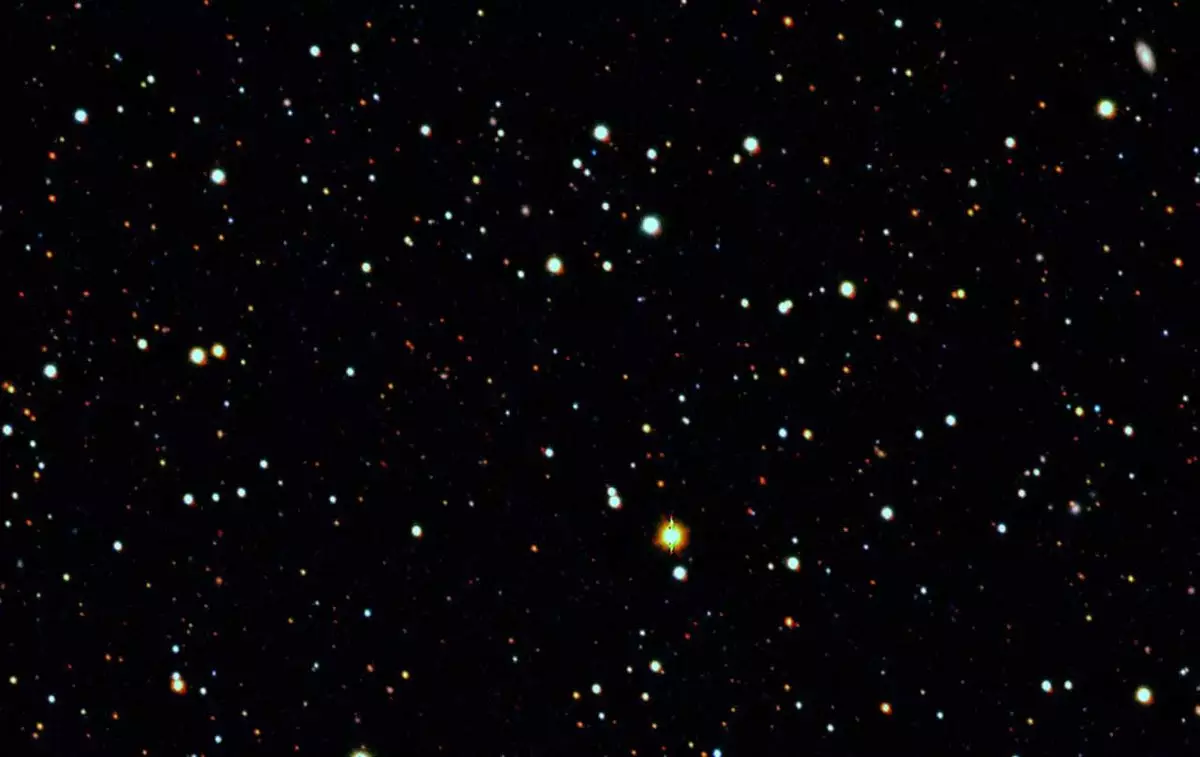En stor halo av mörk materia ses runt en dvärggalax i konstellationen Tukan