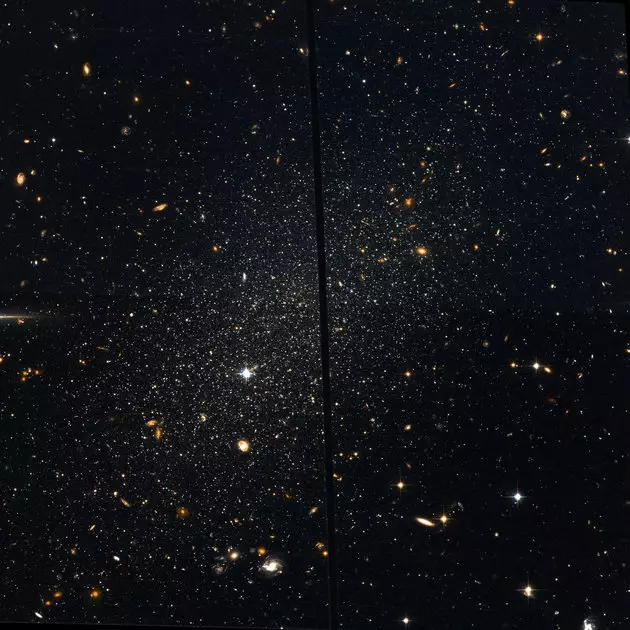 Tinen Galaksi nan Tukan, yon foto nan yon teleskòp Hubble