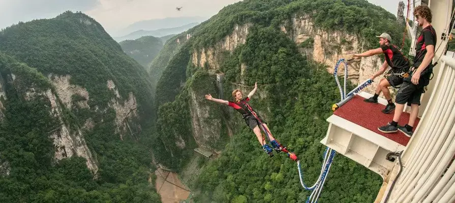 Bunji saltant des d'un alçada de 260 metres: entreteniment a la Xina