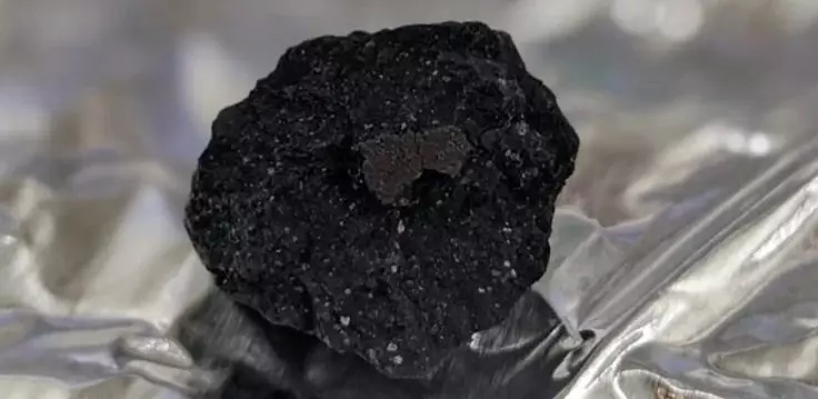 Yhdistyneessä kuningaskunnassa putosi meteoriitti osoittautui varhaisen aurinkokunnan relaiseksi