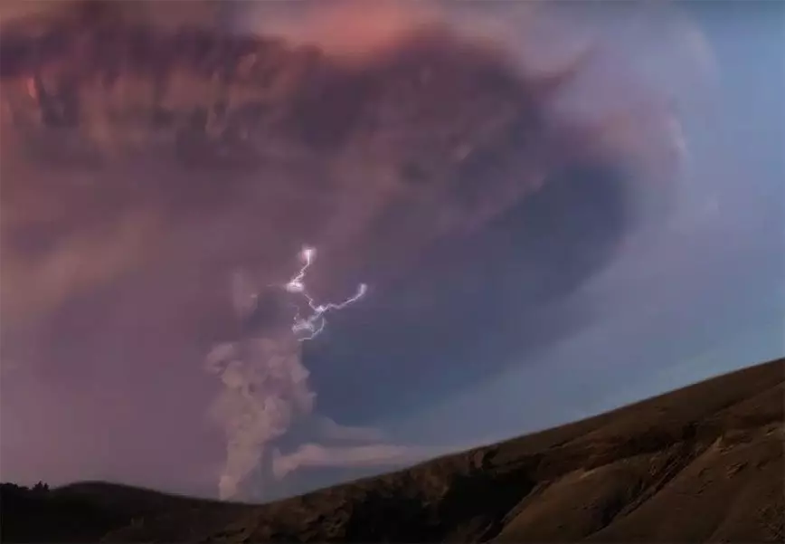 Video: Dirty thunderstorm over Chilean volcano