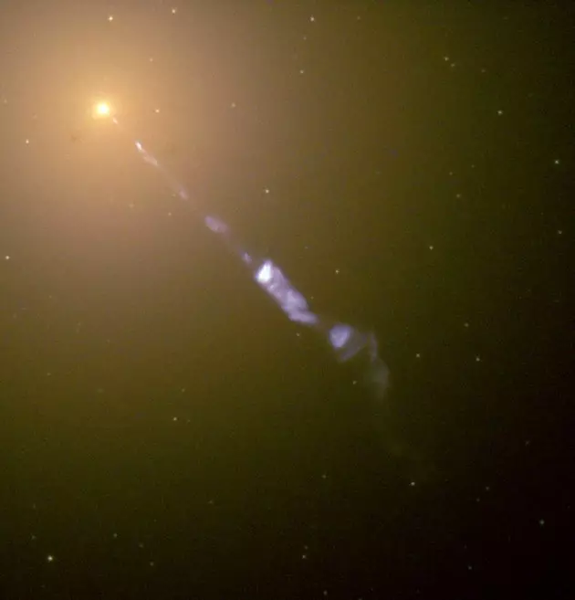Galaxy M 87. Um jato relativista é quebrado do centro da galáxia