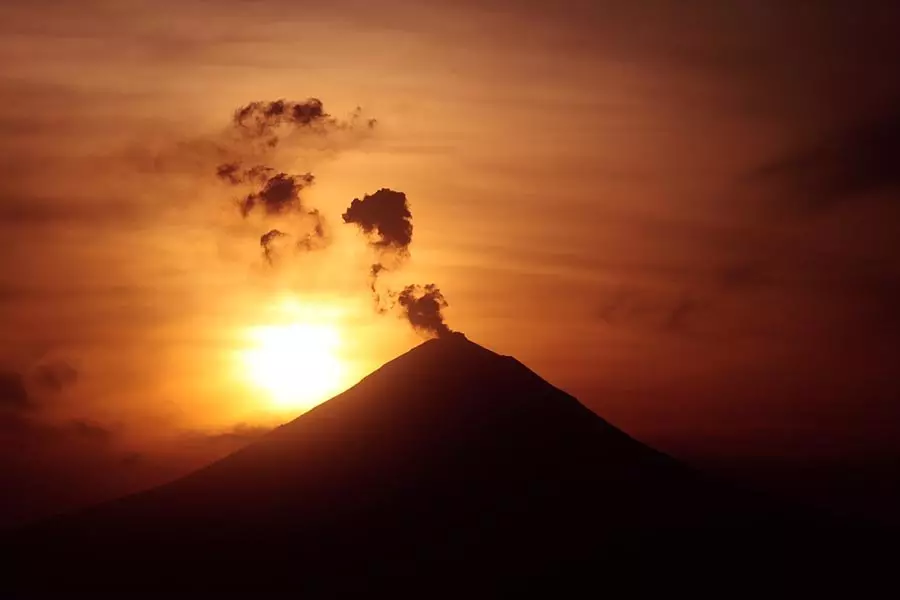 וידאו: התפרצות וולקנית חזקה Popochetetet