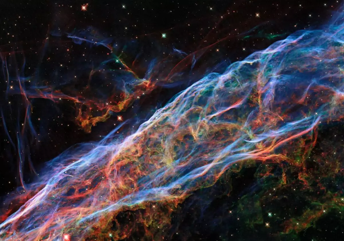 Zespół "Hubble" dzielił recyklingowy obraz kolorowej mgławicy welonu