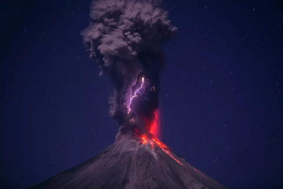 Видео: Иң актив вулкан Мексиканың атылуы