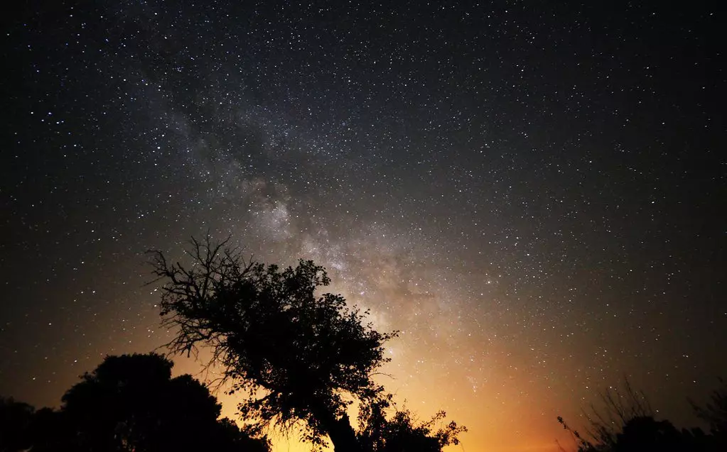 Satellieten en kosmische vuilnis kunnen de helderheid van de nachtelijke hemel met 10% verbeteren