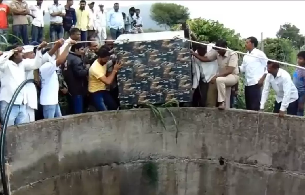 在印度，他們救掉進井裡豹：視頻