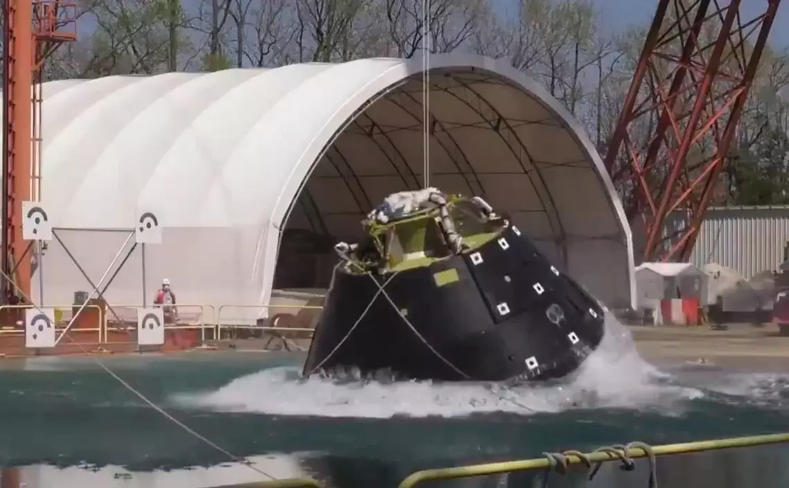 NASA bring jy die ruimtetuig om die swembad: video