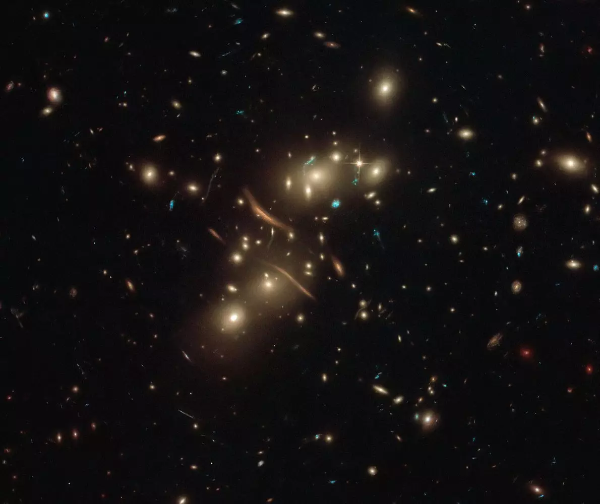 "Hubble" odstranil akumulaci galaxií, které křivou viditelné světlo