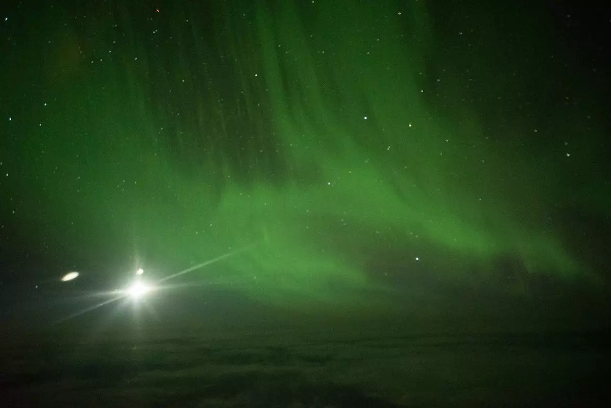 O primeiro voo de charter do mundo detrás das luces do norte: vídeo