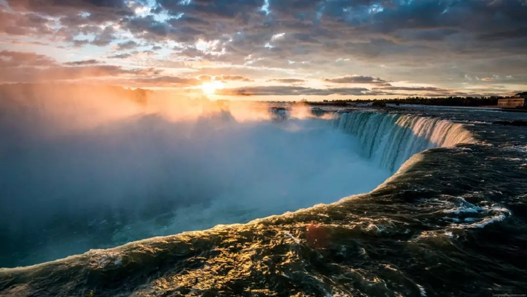 One day of Niagara Falls: 4K video