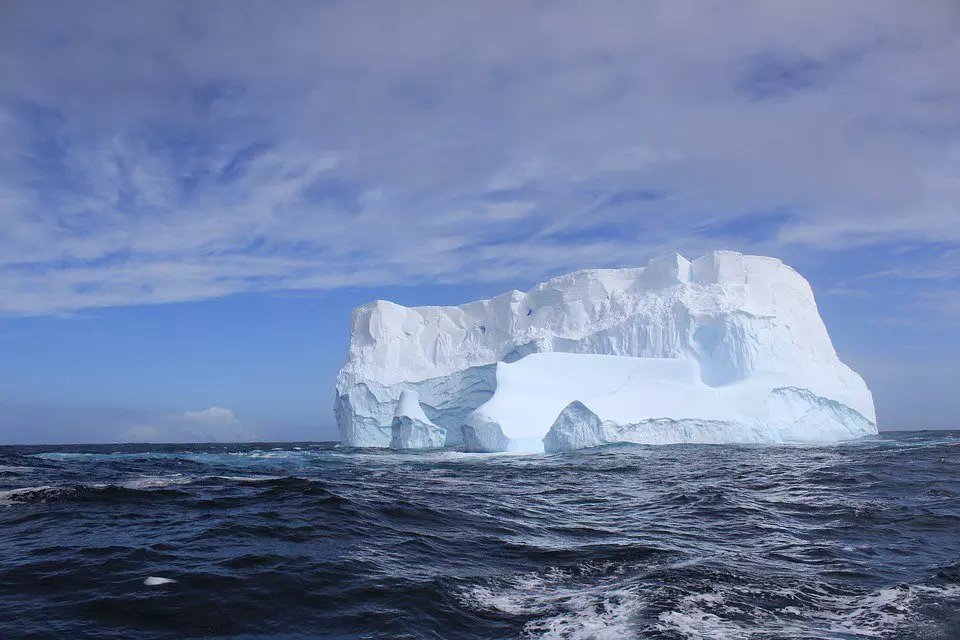 Milžiniškas ledkalnis nuo ledyno iki Antarktidoje