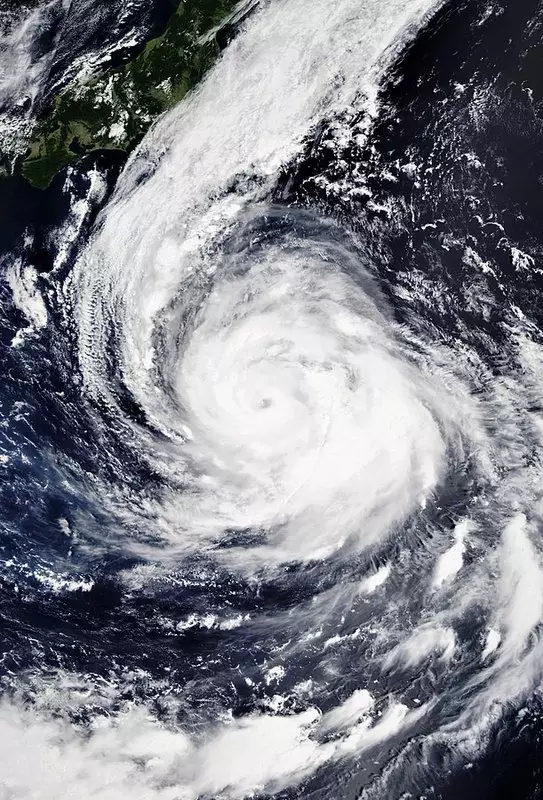 Cycloon gebracht naar de verre Oosten-golven 9 meter hoog: video