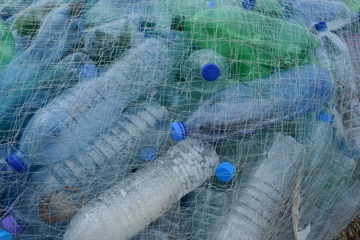 Het plastic zwevende de oceaan zal brandstof worden