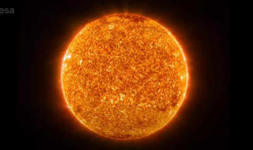 Què són les caces solars i com poden escalfar la corona del sol a un milió de graus ° C