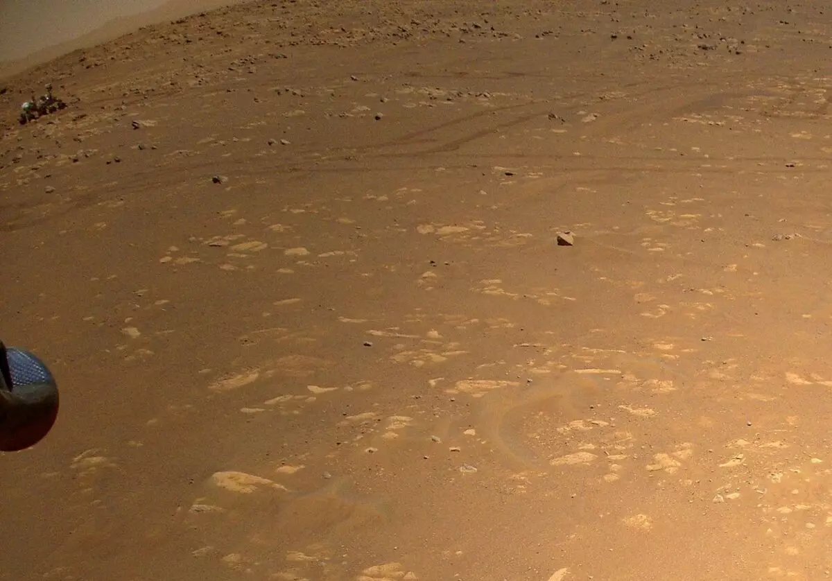 د انتاناتو چورلکه د حویلۍ پرمهال د پیرلو په حال کې چې په مریخ کې د الوتنې په حال کې دي