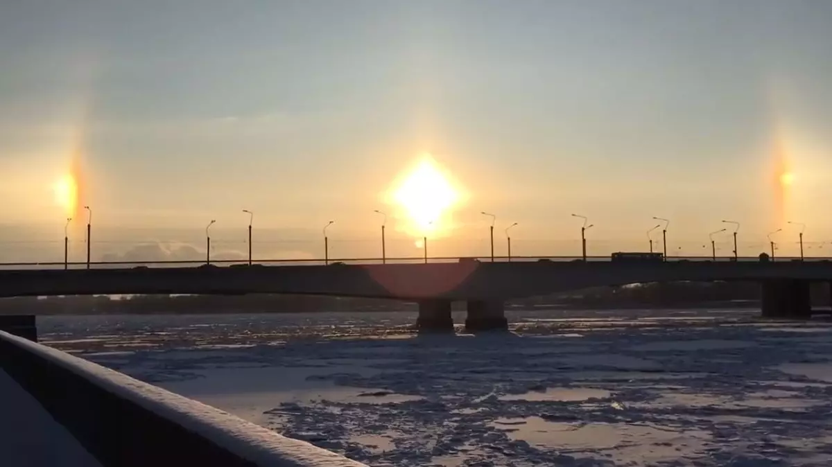 Trois Sun Rose immédiatement au-dessus de Saint-Pétersbourg