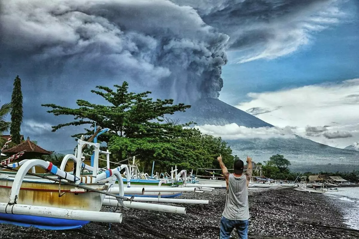 Angling Agung Vulkanausbroch op Bali: 100.000 Leit fir Evakuéierung sinn gewaart