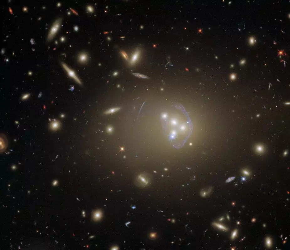 지구에서 14 억 광년에 은하계의 합병 : PhotoTroofe "Hubble"