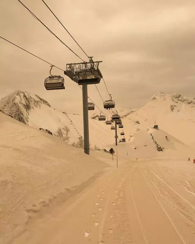 Oranje sneeuw in de resorts van Sochi: Wat is de reden?