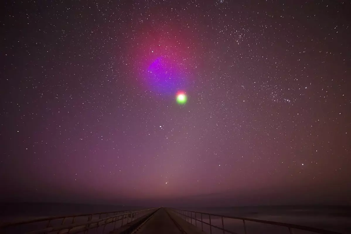 A NASA lança nuvens multicoloridas sobre os EUA