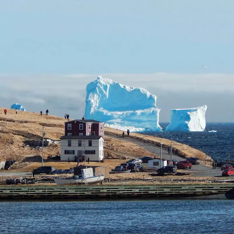 Giant Iceberg purjehti Kanadan kylässä: Video