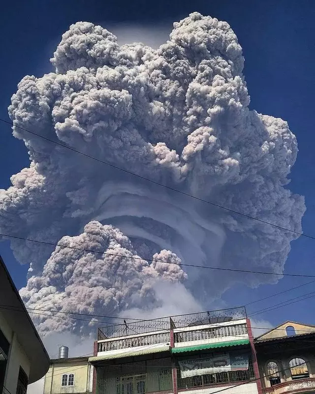 ภูเขาไฟระเบิดที่มีประสิทธิภาพในเกาะสุมาตรา: ภาพถ่ายและวิดีโอ