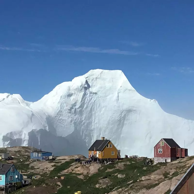 အဆိုပါဂရင်းလန်းကျေးရွာနေထိုင်သူများဘာဖြစ်လို့လဲဆိုတော့ရေခဲတောင်များ၏ရွှေ့ပြောင်းနေကြ