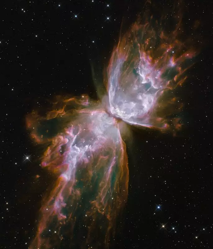 "Hubble" observis por la "papilio" en la konstelacio Skorpio