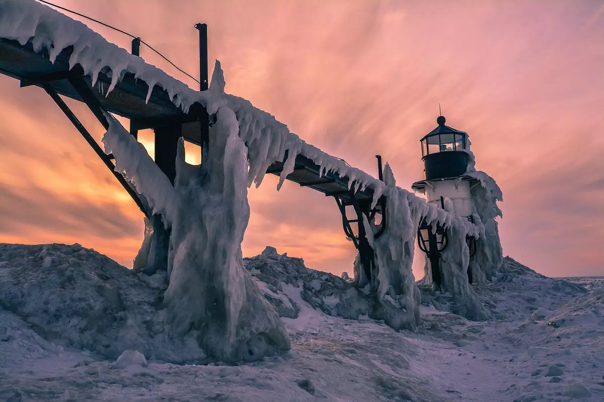 Winter turned the lighthouse in a fabulous castle: video