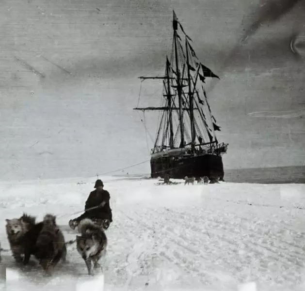 South Pole: Amundsen vs. Scott