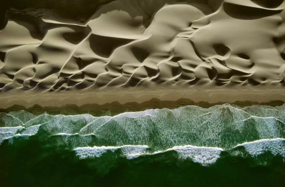 На песок бранови