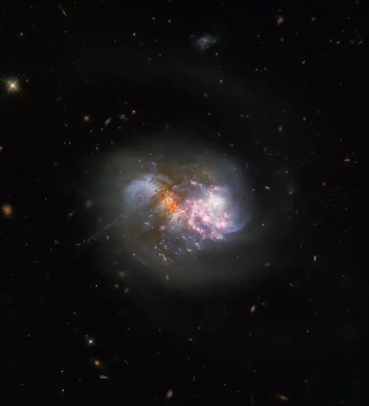 "Hubble" zauważył na ostatni etap połączenia galaktyk w odległym kosmosie