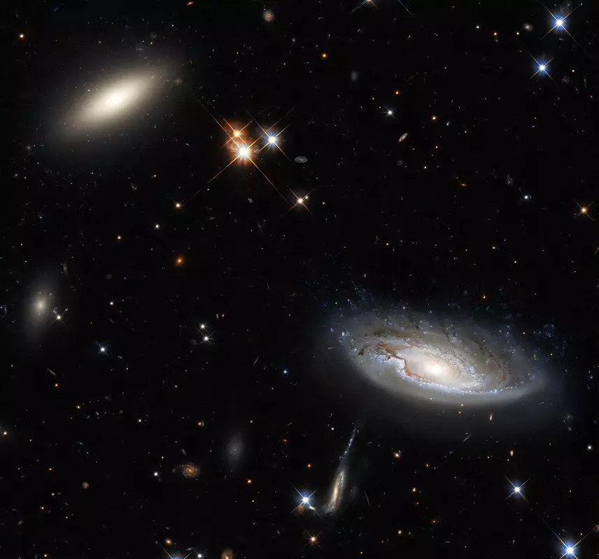 "Hubble" capturou um dos objetos mais massivos do universo