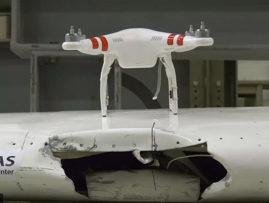 DRONが飛行機の翼で集まるとどうなります：ビデオ