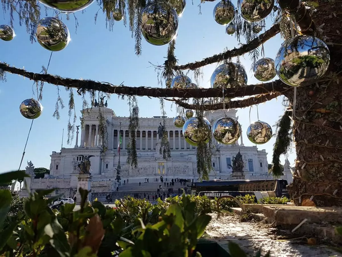 Feestelijke kerstboom in Rome gedroogd met Kerstmis