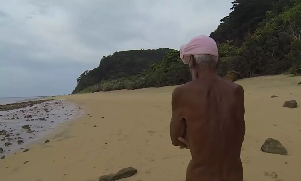 "Nahý poustevník" se vrátil do města po 29 letech života na ostrově