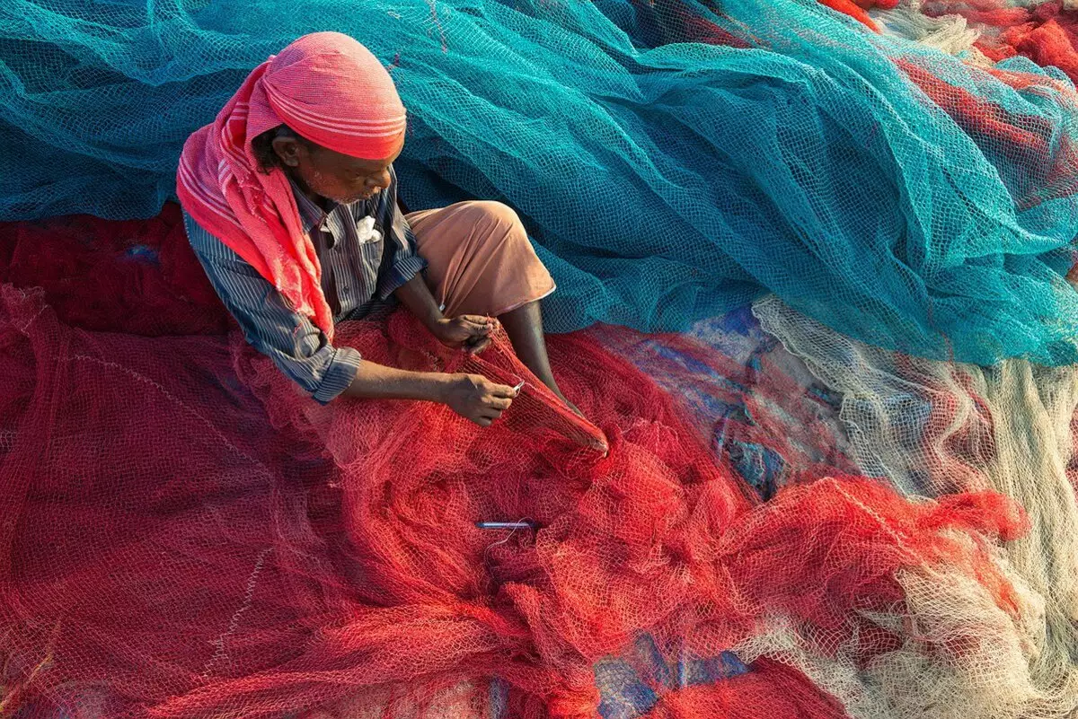Indiska fiskare vänder havet plast på vägen
