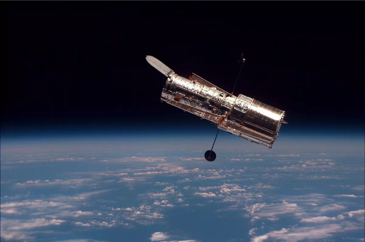 NASA plan yon manevwe ki riske pou reition "Hubble"