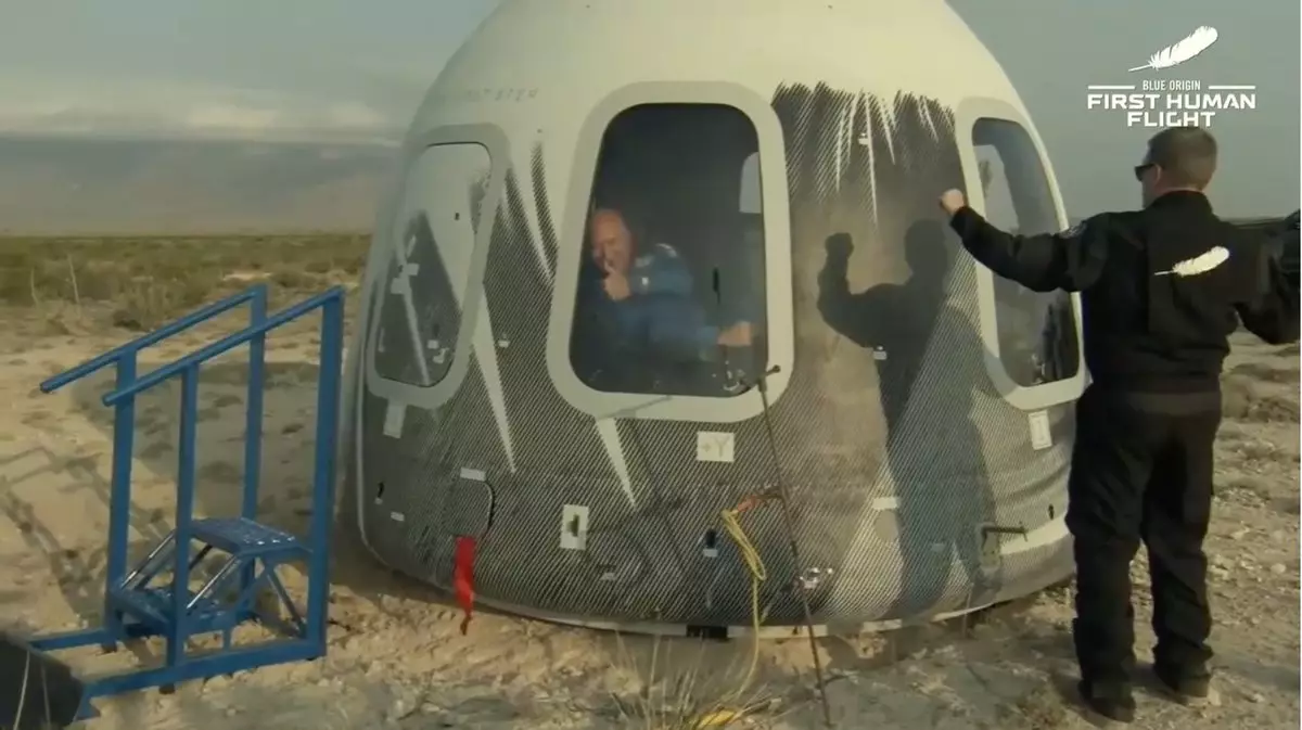 Jeff Bezos landade framgångsrikt efter rymdflyg: Video