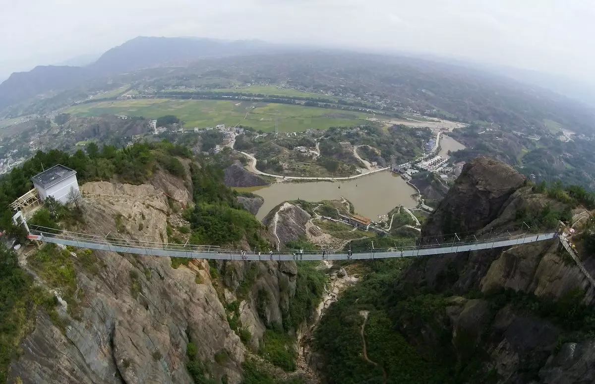 De langste glazen brug in de wereld
