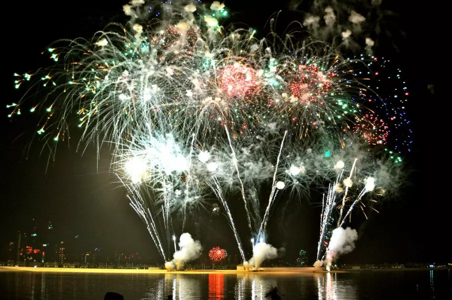 grandi fuochi d'artificio del mondo del nuovo anno può essere visto in Dubai