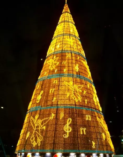 gigantesco albero di Capodanno